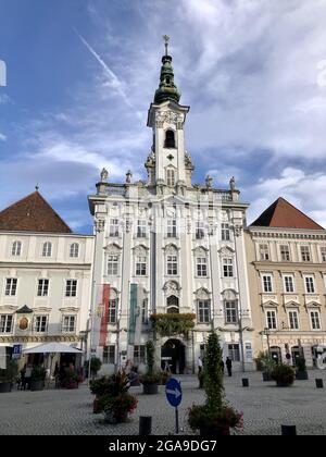 STEYR, ÖSTERREICH - 02. Okt 2020: Häuser auf dem Hauptplatz in der ...