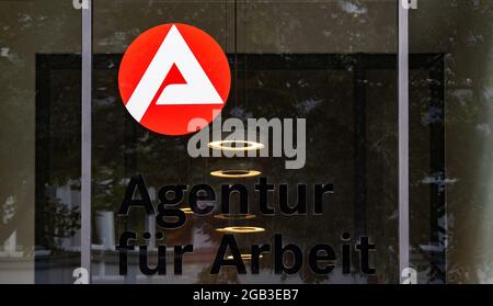 Berlin, Deutschland. August 2021. Das Logo der Arbeitsagentur ist in ...