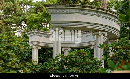 Rotunde mit ionischen Säulen aus Marmor, Grabmal, Bildhauerei ...