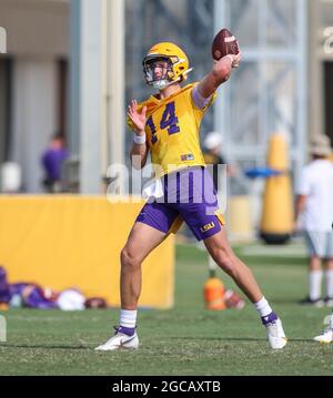 7. August 2021: LSU Quarterback Max Johnson (14) liefert während der ...