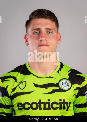 Matty Stevens von Forest Green Rovers auf dem Ball während des Sky Bet ...