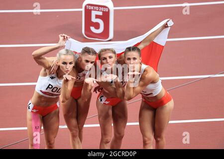 Team Poland (POL) feiert Silbermedaille im Finale der 4 x 400-m-Staffel der Frauen 7. AUGUST ...