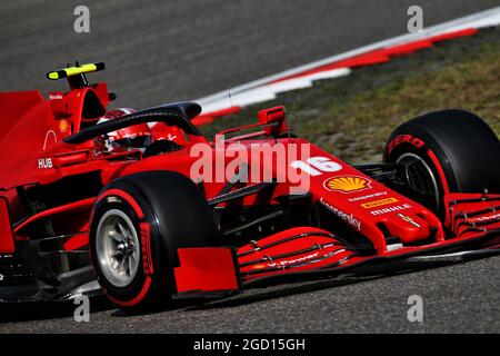 Charles Leclerc (MON) Ferrari SF1000 und Alexander Albon (THA) Red Bull ...