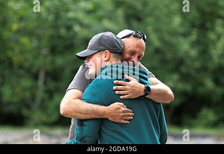 Aaron Noble gratuliert seinem Sohn Andrew, nachdem er seine GCSE ...