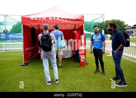 Die Ruth Strauss Stiftung unterstützt am Tag „Red for Ruth“ eine ...