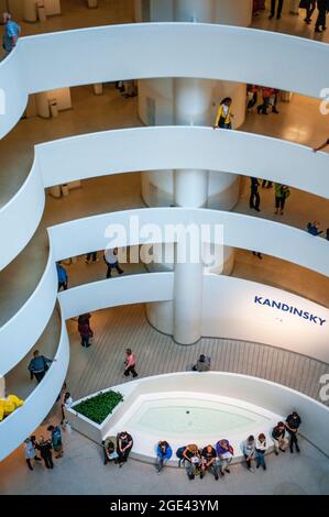Panoramabild vom Atrium des Guggenheim Museum, New York City ...