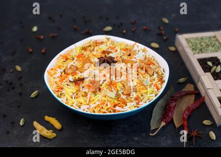 Vegetable biryani biriyani , Hyderabadi Shahi Pulao und raita Pilaf ...