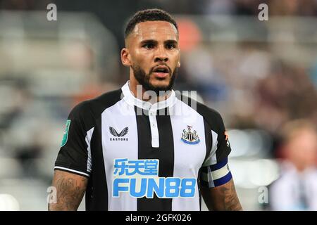 Jamaal Lascelles #6 von Newcastle United und Fisayo DELE-Bashiru #17 ...