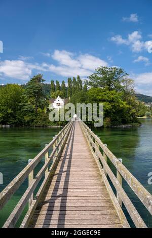 Holzbrücke über den Rhein nach Kloster Insel Werd mit Kloster Werd ...