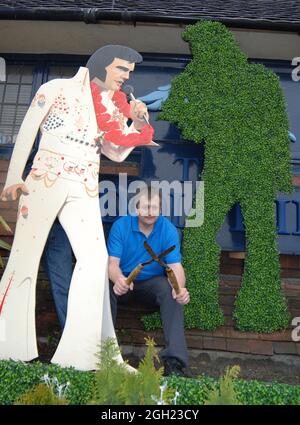 PUB-WIRT DAVID STOCKEN TRIMMT SEINE ELVIS-HECKE IM DOLPHIN PUB ...