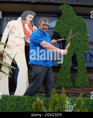 PUB-WIRT DAVID STOCKEN TRIMMT SEINE ELVIS-HECKE IM DOLPHIN PUB ...