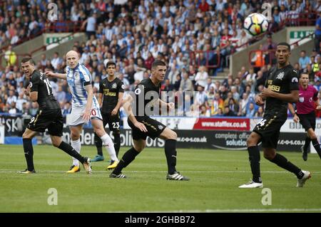 Aaron Mooy von Huddersfield Town erzielt sein und ihr zweites Tor bei ...