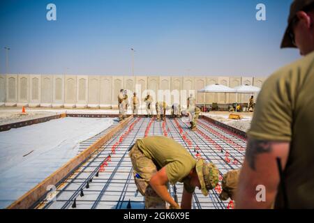 USA Air Force Airmen der Munitionsstaffel 1. und 57. arbeiten zusammen ...