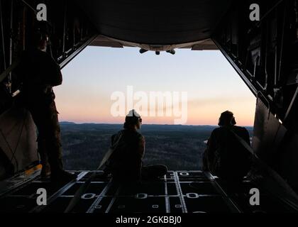Das bodenpersonal mit dem 15 Special Operations Squadron in einem ...