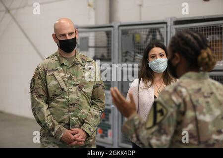 Warrant Officer Erica Brown diskutiert mit Mitgliedern des Army ...
