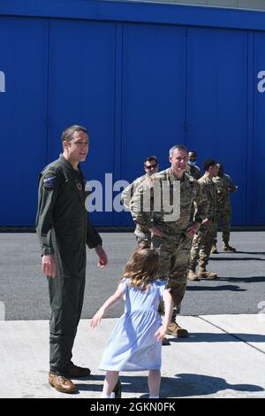 USA Air Force Firefighters mit der 424. Air Base Squadron verfeinern ...