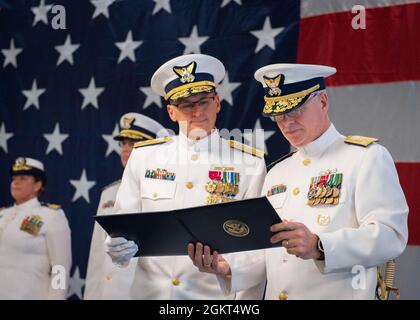 Richard V. Timme, Mitte rechts, Commander, Coast Guard District Acht ...