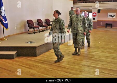 Der ehemalige Fort McCoy Garrison Commander Colonel Michael Poss und ...