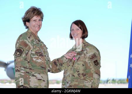 CMSgt Saudi McVea, rechts, 446. Vorsitzender des Aeromedical Evacuation ...