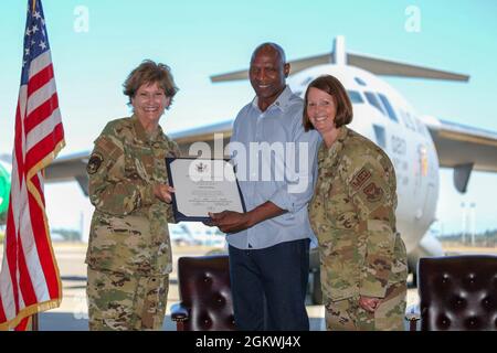 CMSgt Saudi McVea, rechts, 446. Vorsitzender des Aeromedical Evacuation ...