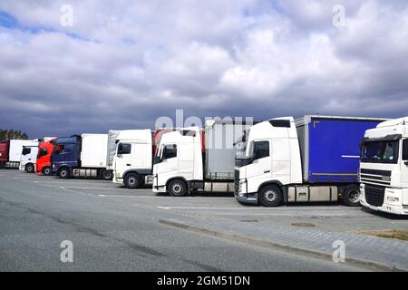 Rastplatz. Verschiedene Lkw-Typen auf dem Parkplatz neben der Autobahn ...