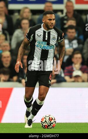Jamaal Lascelles #6 von Newcastle United und Fisayo DELE-Bashiru #17 ...