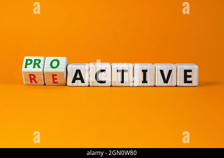 Reaktives oder proaktives Symbol. Drehte Holzwürfel und änderte das ...