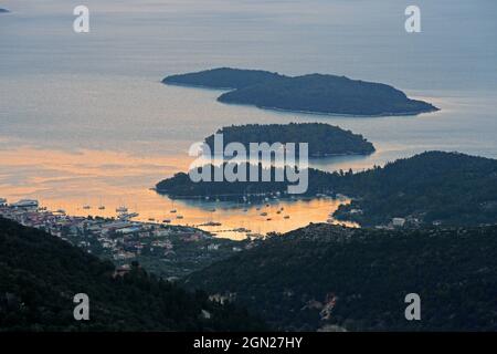 Blick von Agios Ilias auf die kleinen Inseln des Tilevoides-Archipels ...