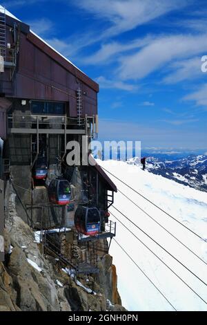 Chamonix, Frankreich - 10. Juli 2021. Tourist steht in der Glasbox "Step into the Void" auf dem ...