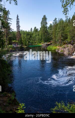 Ruskeala, Russland - 10. Juli 2021: Die Sightseeing-Gruppe inspiziert ...