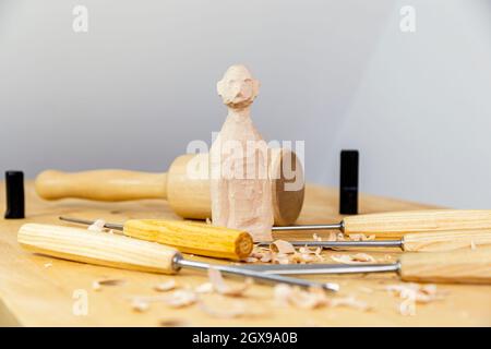 Holzbildhauern: Hobelbank mit Beitel, Hohl- und Schnitzbeitel, Schlägel ...