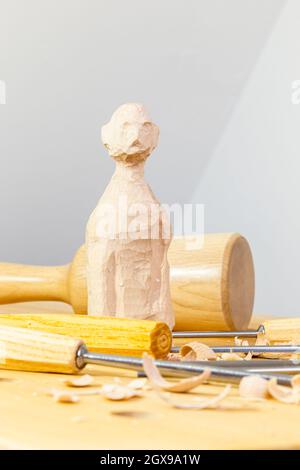 Holzbildhauern: Hobelbank mit Beitel, Hohl- und Schnitzbeitel, Schlägel ...