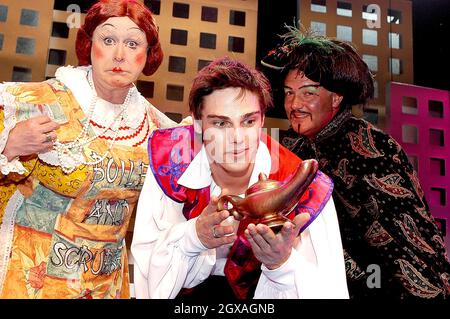 Karl Howman als Abanazar und Jay Bunyan als Aladdin bei der Vorstellung ...