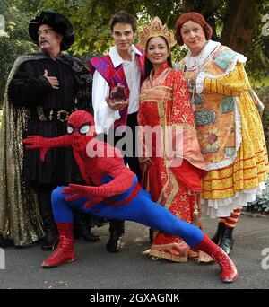 Cezarah Bonner als Prinzessin, Tudor Davies als Widow Twankey, Karl ...