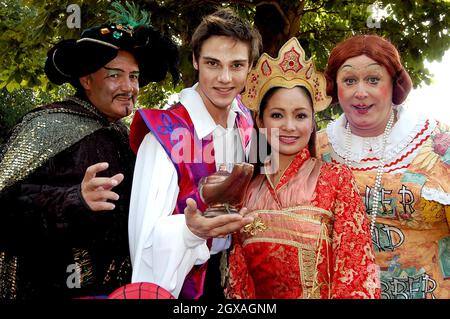 Cezarah Bonner als Prinzessin, Tudor Davies als Widow Twankey, Karl ...