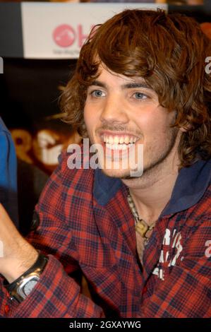 Luke Potashnick von den Pop-Rocker Rooster bei einem Instore Signing ...