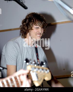 Luke Potashnick von den Pop-Rocker Rooster bei einem Instore Signing ...