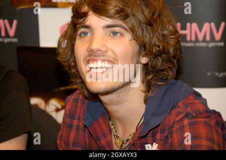 Luke Potashnick von den Pop-Rocker Rooster bei einem Instore Signing ...