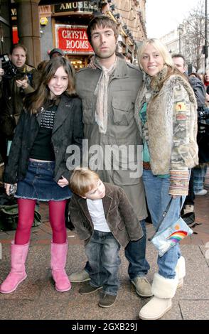 Liam Gallagher, Sängerin von Oasis, und Nicole Appleton mit ihrem Sohn ...