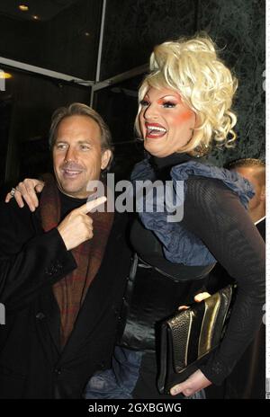 Kevin Costner mit Drag Queen Olivia Jones bei der Premiere von 'Open Range' in Hamburg ...