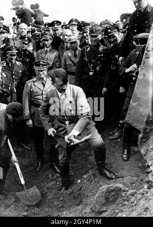 Adolf Hitler bricht den Boden für den Autobahnabschnitt zwischen ...