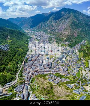 Panoramische Luftaufnahme von Andorra la Vella, Andorra Stockfotografie ...