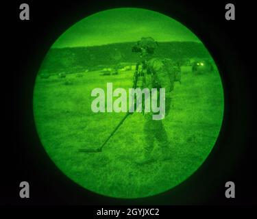 Ein Soldat der 764th Ordnance Company, 71. Ordnance Group (EOD), übt ...