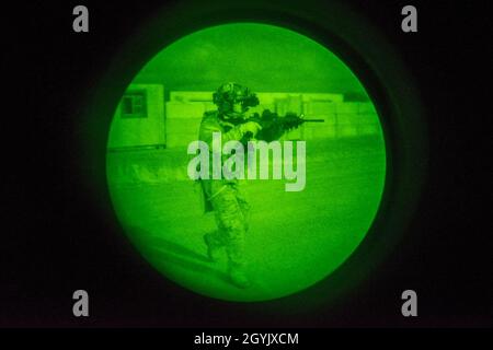 Ein Soldat der 764th Ordnance Company, 71. Ordnance Group (EOD), übt ...