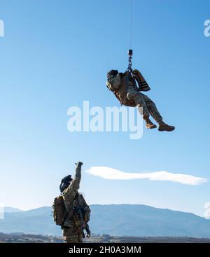 CAMP BONDSTEEL, Kosovo – Ein Hubschrauberpilot der Schweizer Luftwaffe ...