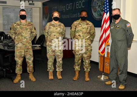 Kommandant des 127. Flügels Brigadier General Mammen befördert Airman ...