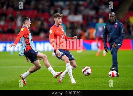 Der Engländer Phil Foden (links) auf dem Spielfeld vor der UEFA Euro ...