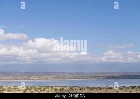 Der See Magadi ist ein salzhaliger, alkalischer See, der etwa 100 ...