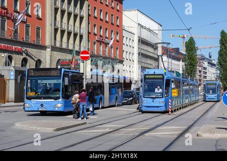 München, Deutschland - 1. Juni 2021: Tram Stadler Rail Variobahn ...