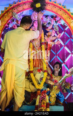 Aarti wird der Göttin Durga während der Durga Puja Feiern von der Ponda ...